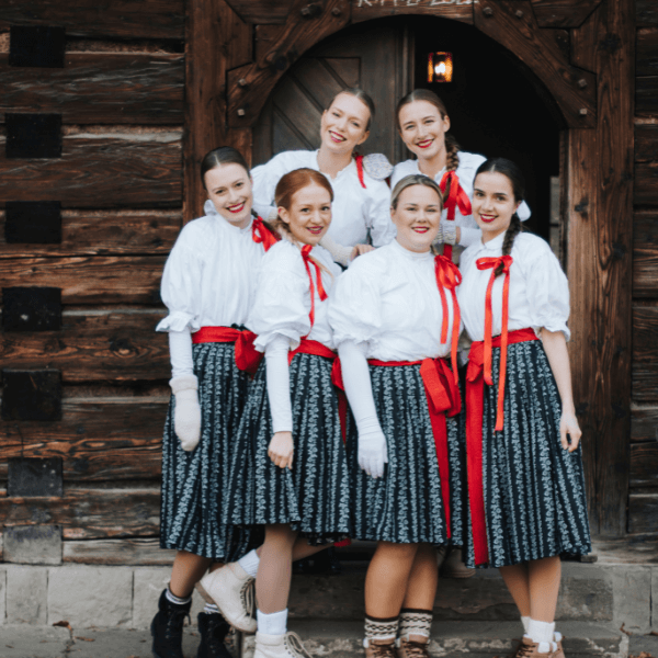 Děvče v kroji o řemeslu, tradicích a spolupráci ČistéDřevo.cz ...