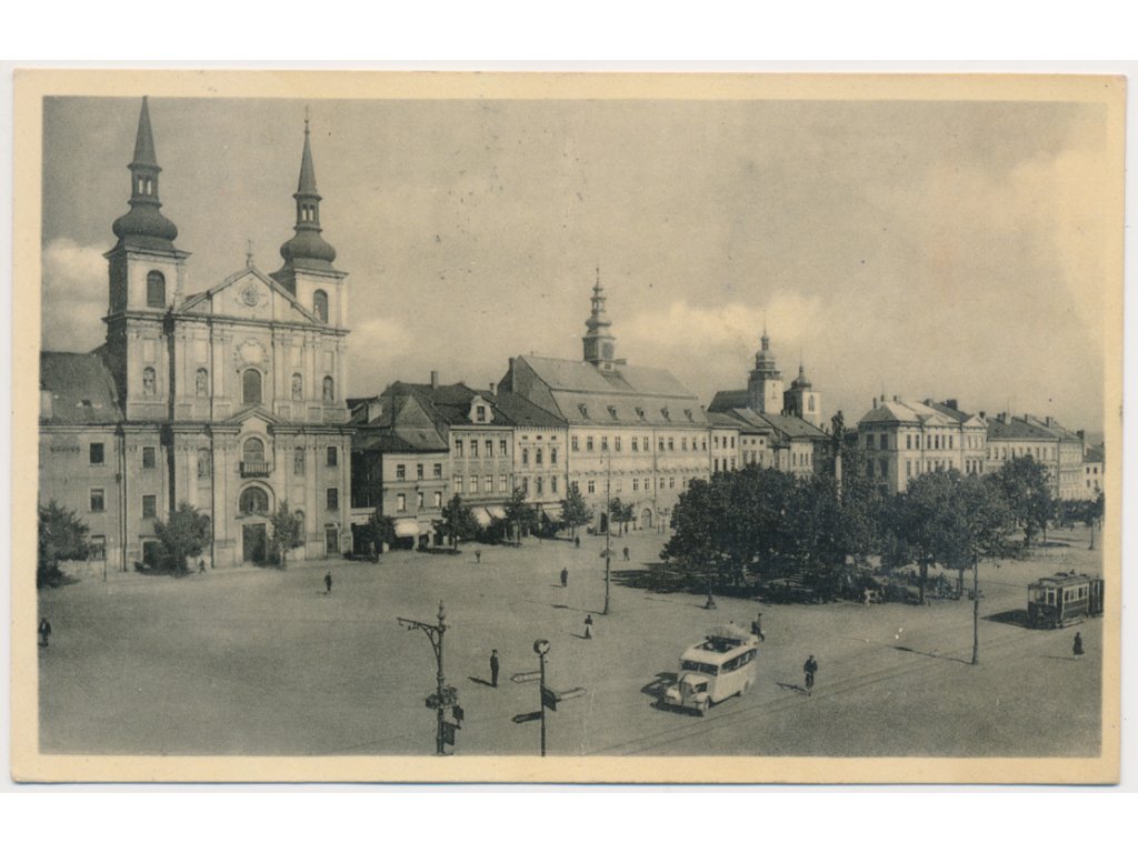 23 - Jihlava, oživené náměstí, autobus..., cca 1943 - Pohlednice Sbírám.cz