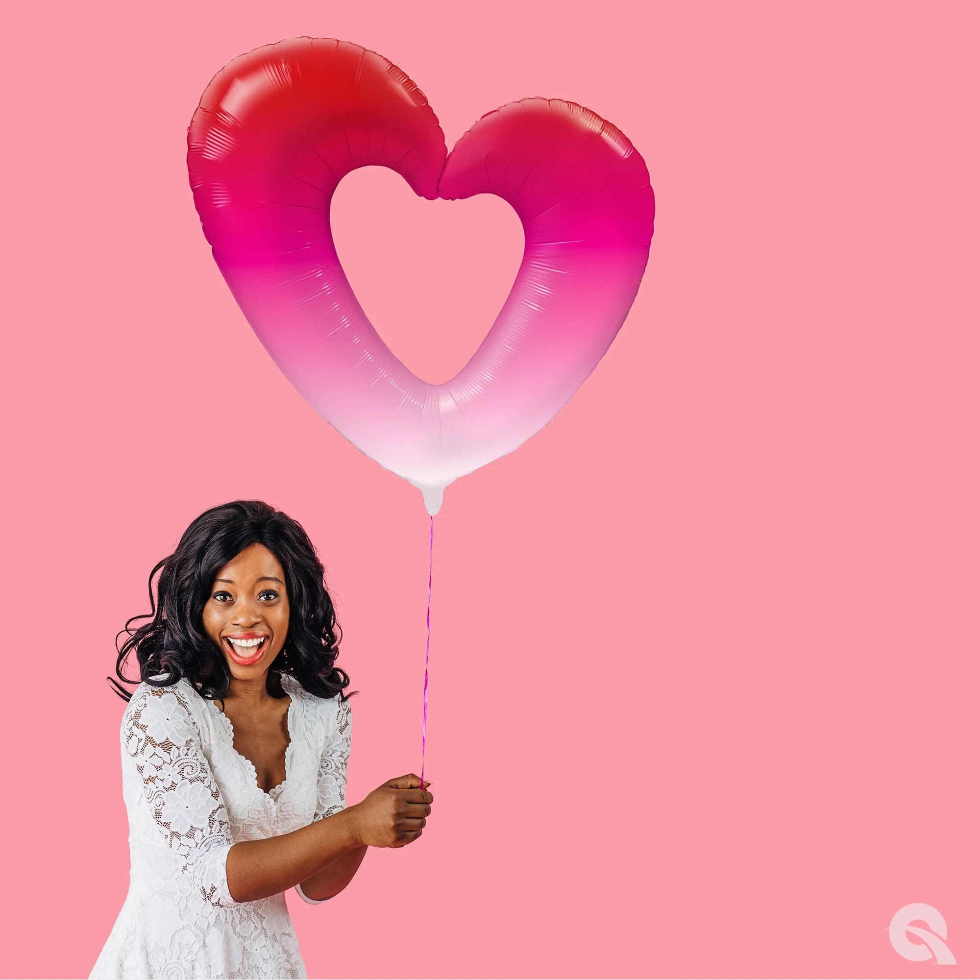 Balónky ve tvaru srdce s milostným vzkazem pro letošního Valentýna.