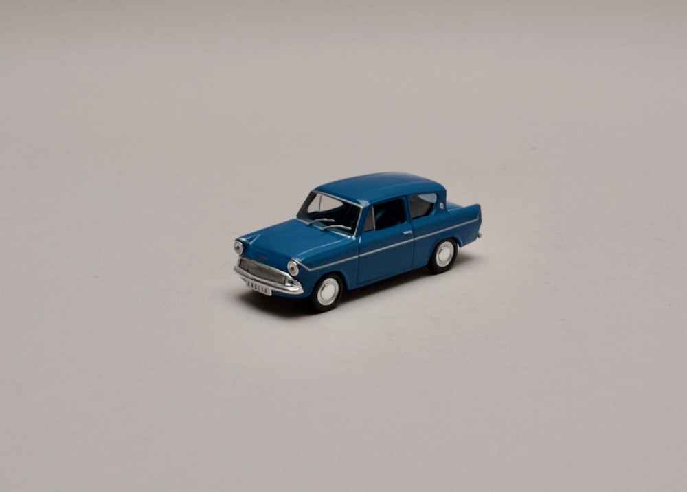 Model auta Ford Anglia 1962 modrá 1:43 Atlas - Hachette - Automodelcentrum Model auta Ford Anglia 1962 modrá 1:43 Atlas - Hachette - Automodelcentrum