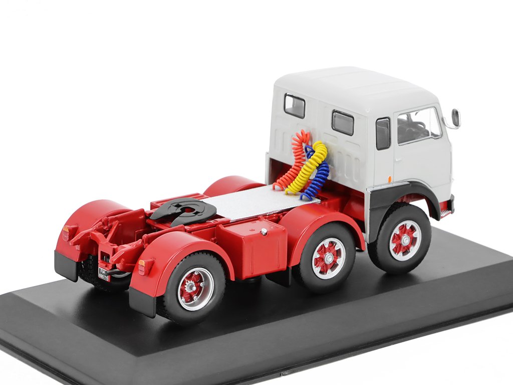 Fiat 690 T1 1961 šedá 1:43 - IXO Models - Automodels.cz