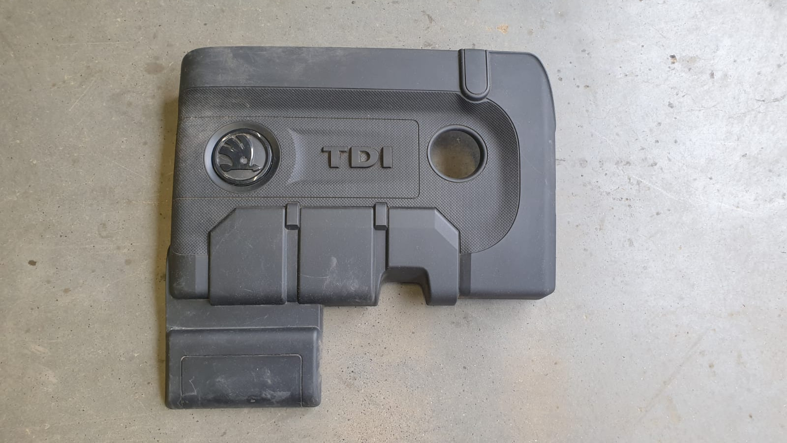 Kryt motoru horní Škoda Fabia III 1.4TDI 04B 103 925 E - Autovrakoviště Frkal