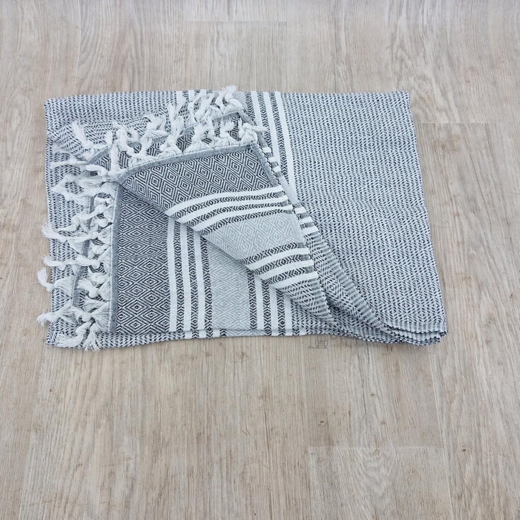 Šedý bavlněný přehoz přes postel Galina Grey White | OUTLET NÁBYTKU