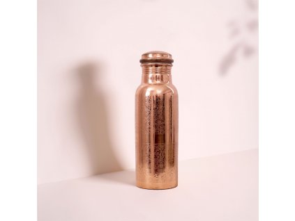 Medené fľaše a džbány na vodu