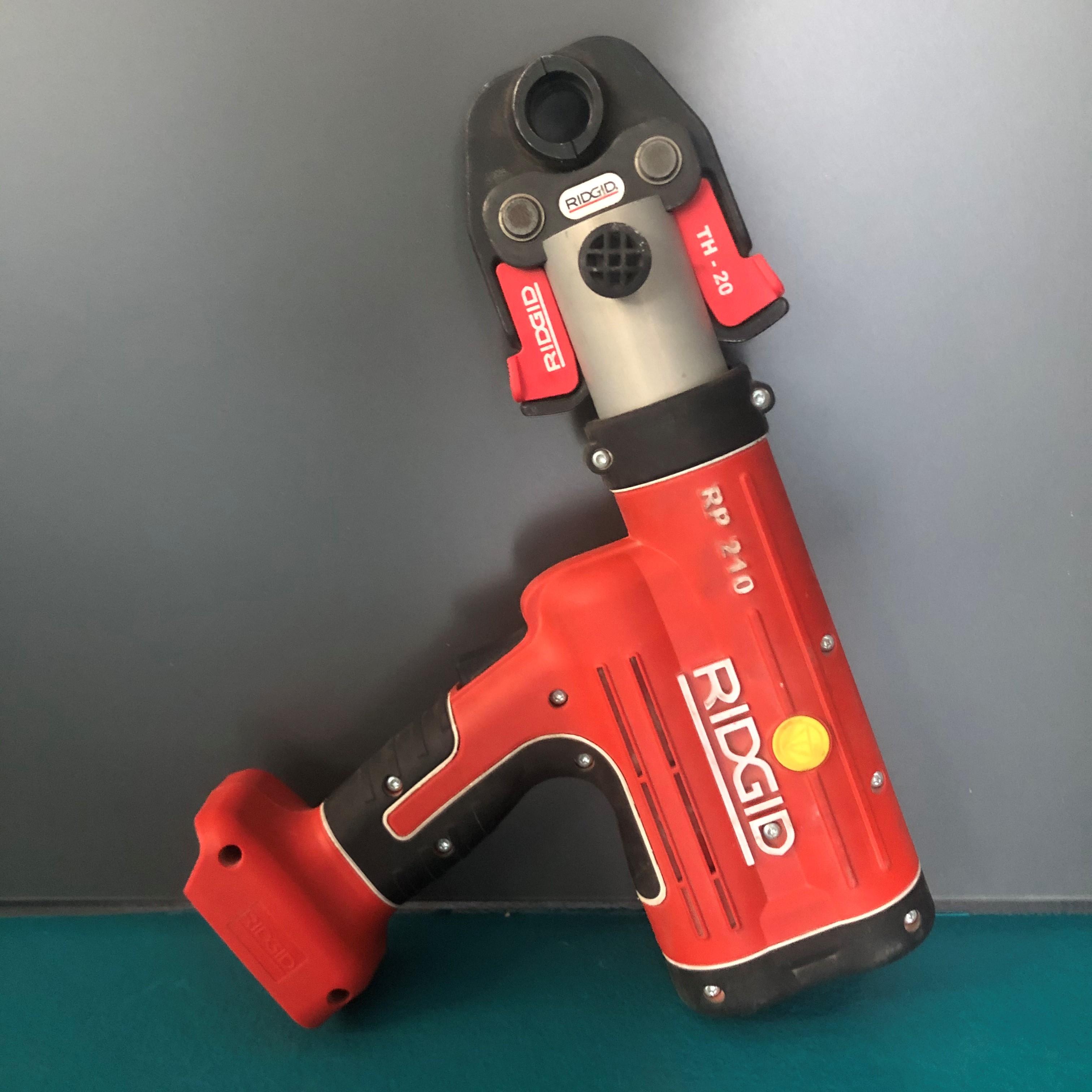 Aku lisovacie kliešte Ridgid RP210 - Bresttrade