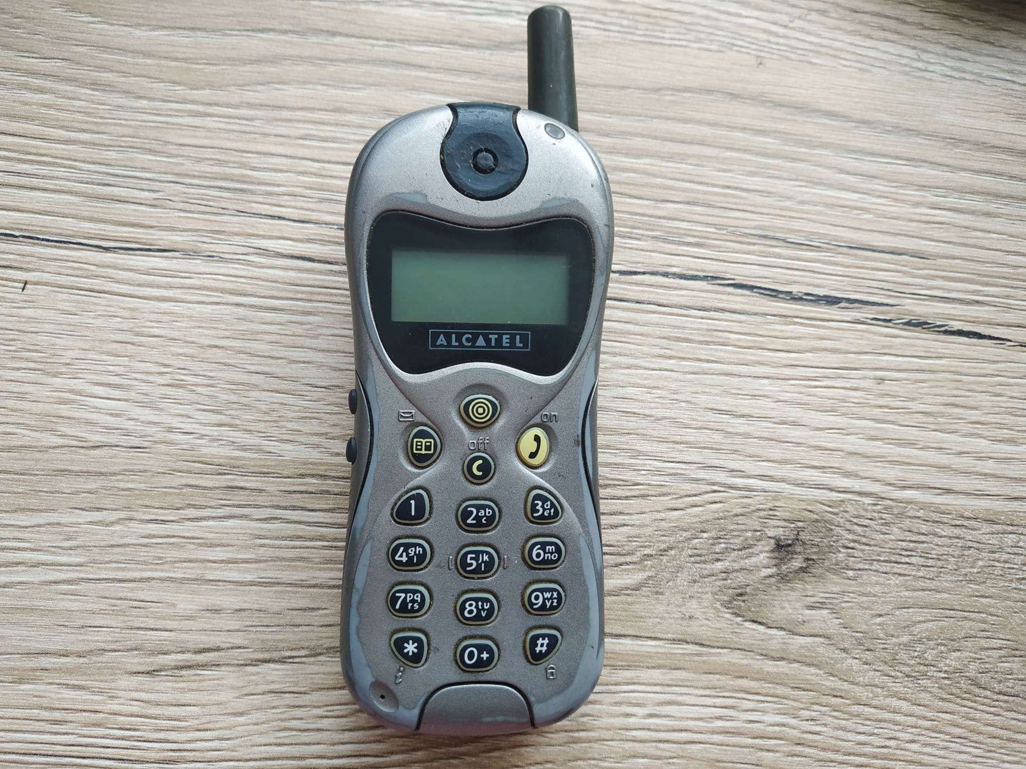 Retro mobilní telefon - Alcatel One Touch - DANAPO - David Černý