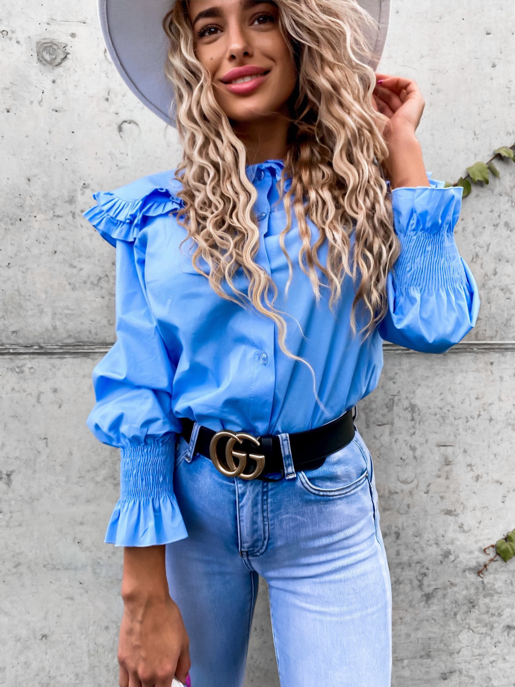 Světle modrá košile ART s volánky na zádech | ErikaFashion.cz