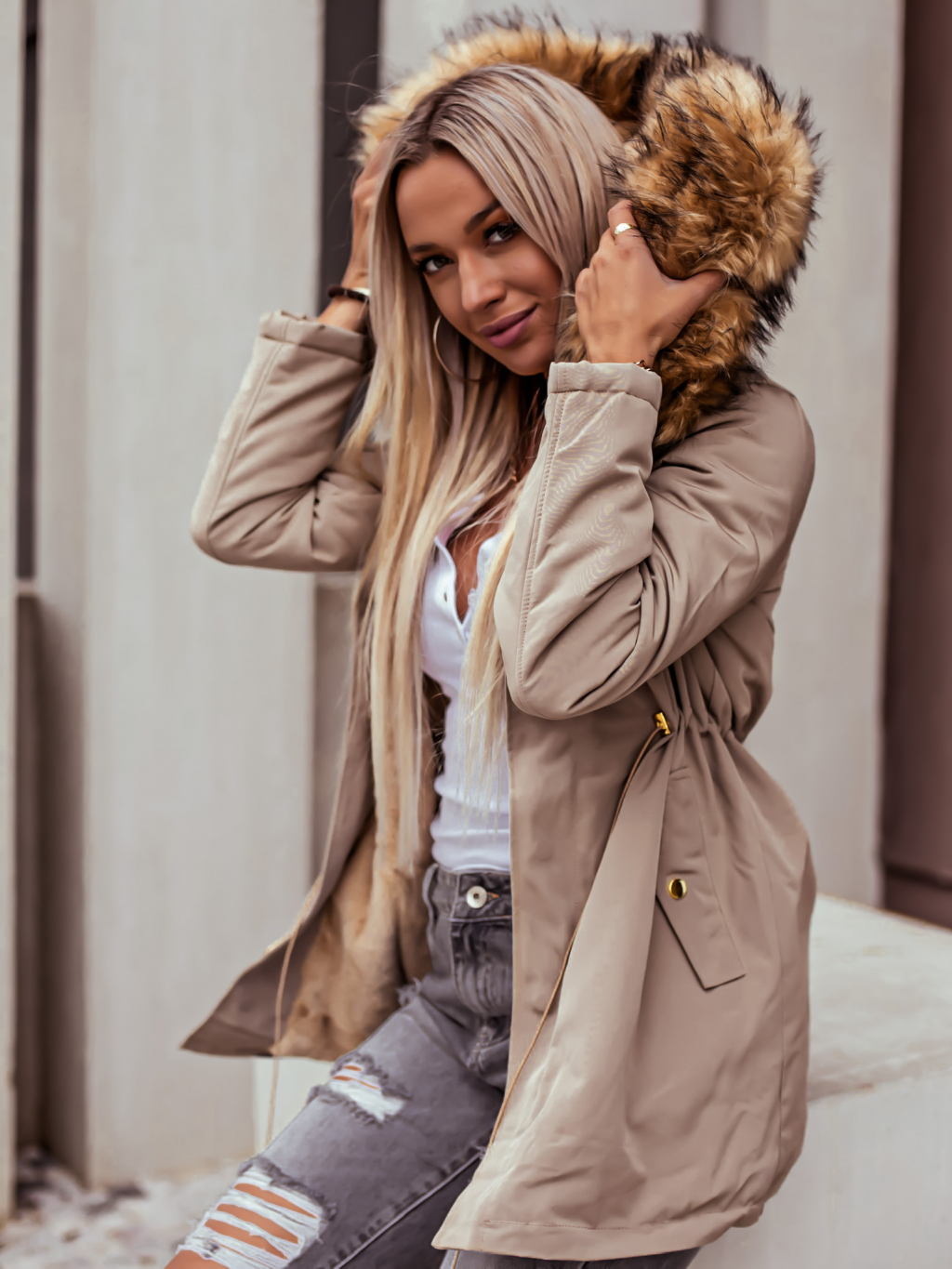 Bílé kratší sako HARVEY s nabíranými rukávy | ErikaFashion.cz