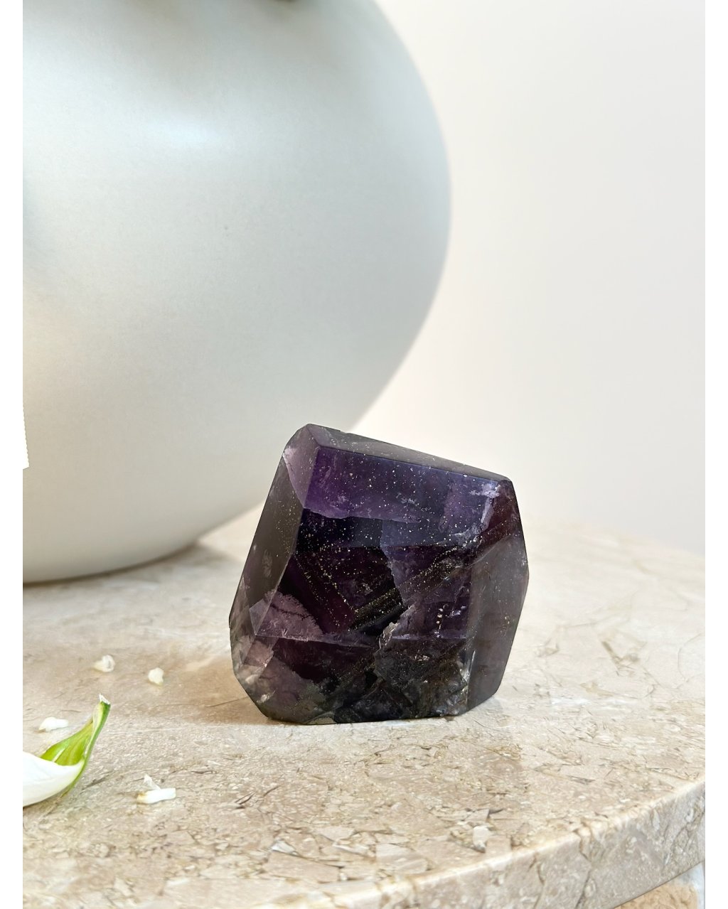 Broušený fluorit s pyritem freeform 84g - Gaia Crystal