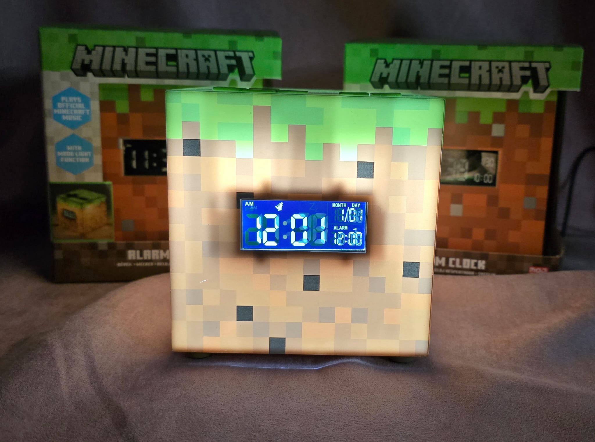 Originální Minecraft budík Grass Block - Galaxie Hraček