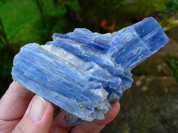 Význam a účinky kyanitu.