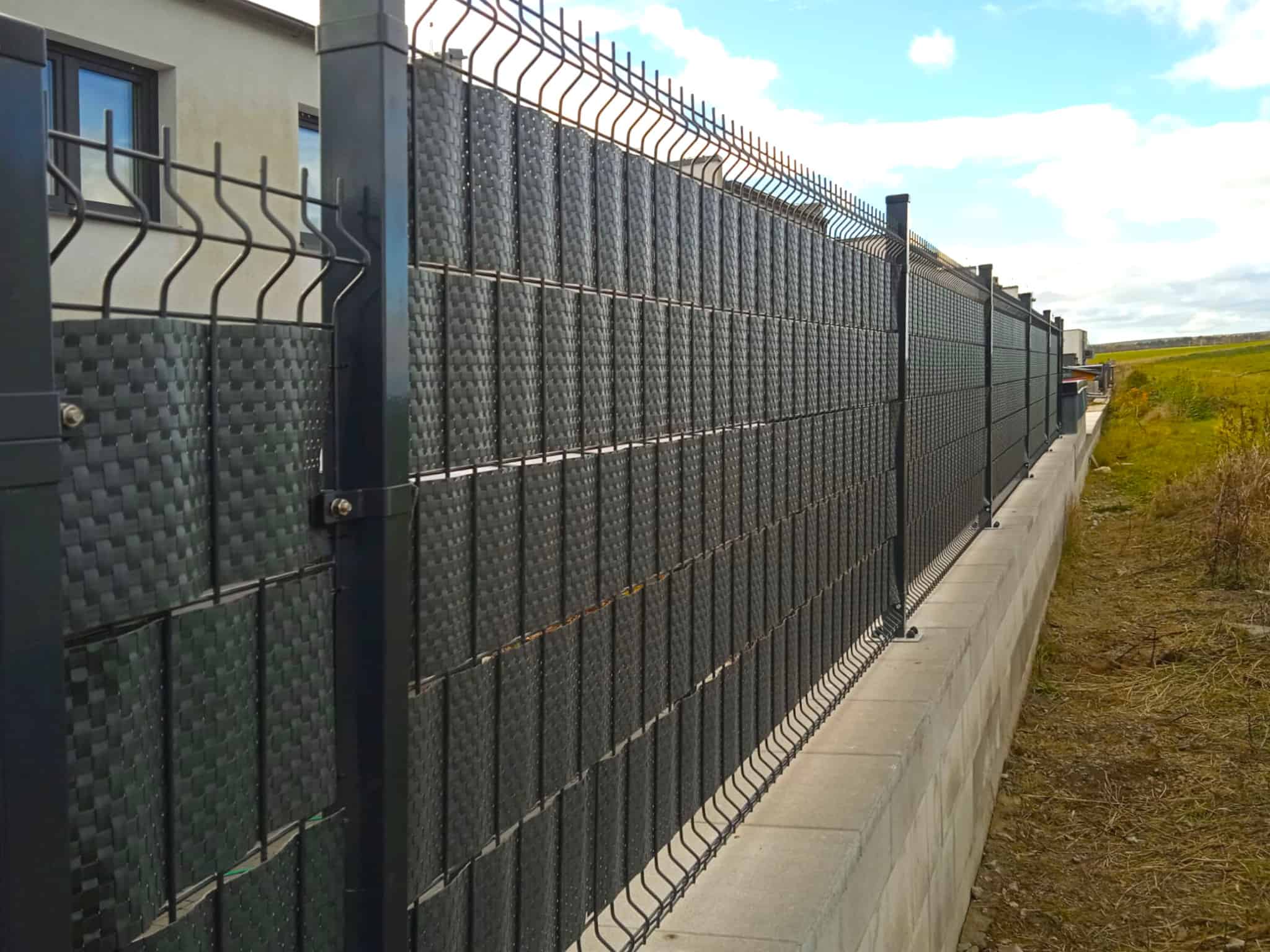 Realizace – 3D plotové panely a ratanové plotové pásy | Vochov