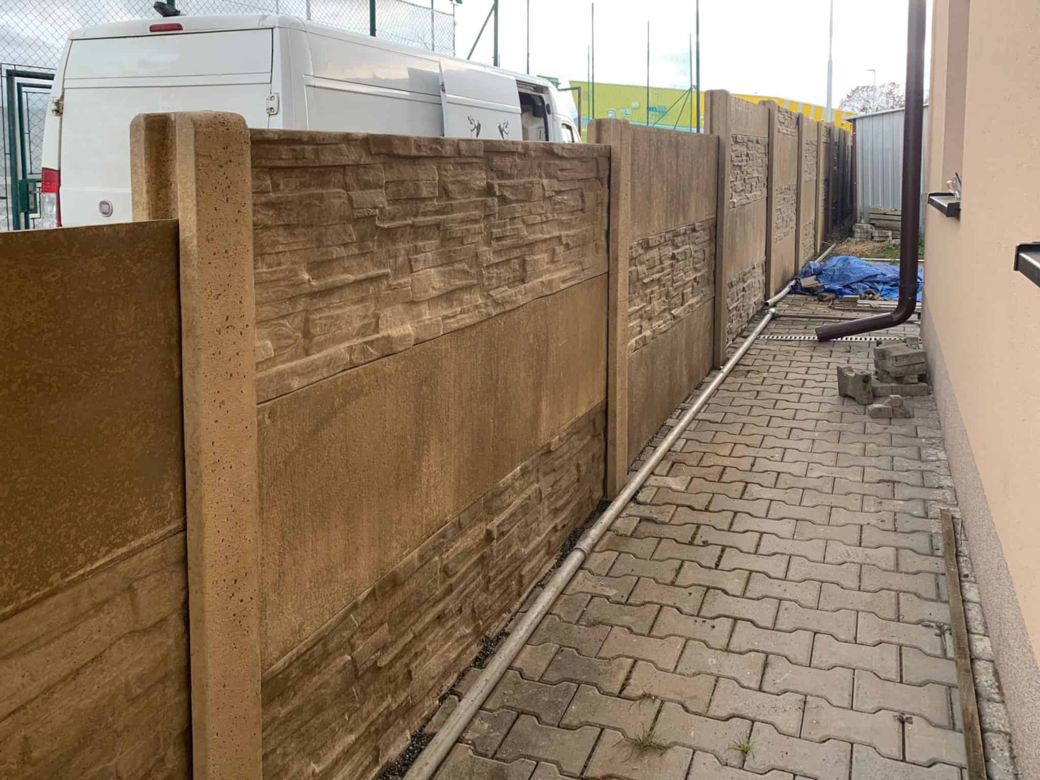 Realizace – betonový plot barva pískovec | Lhota