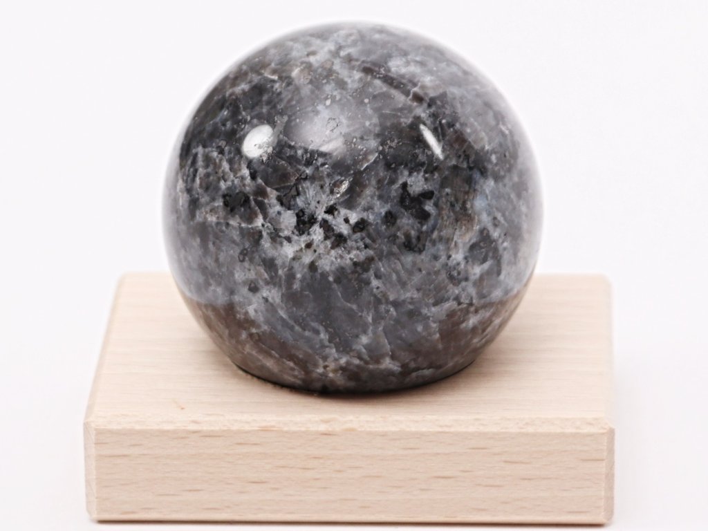 Gabro koule 60 mm 292g přírodní kámen + dřevěný podstavec #412 - Minerály a drahé kameny