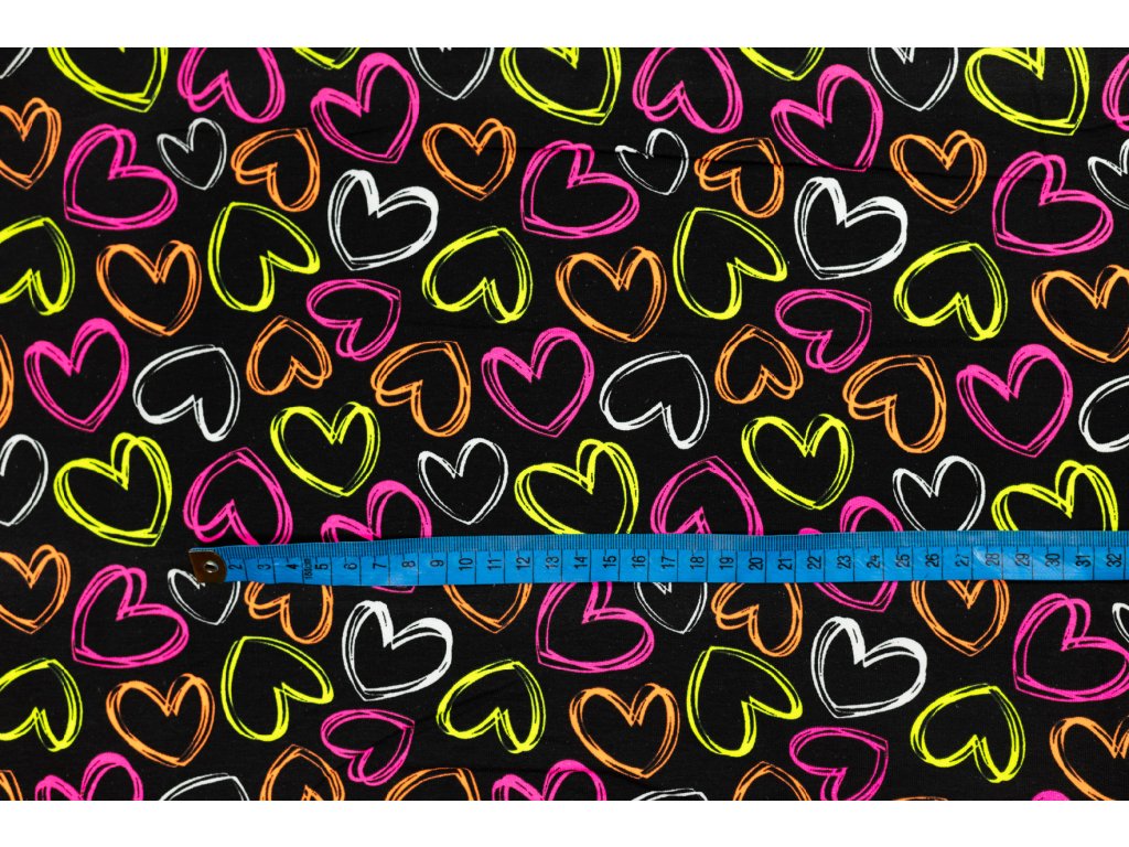Teplákovina jemně počesaná neonová srdíčka na černé • Mamtex