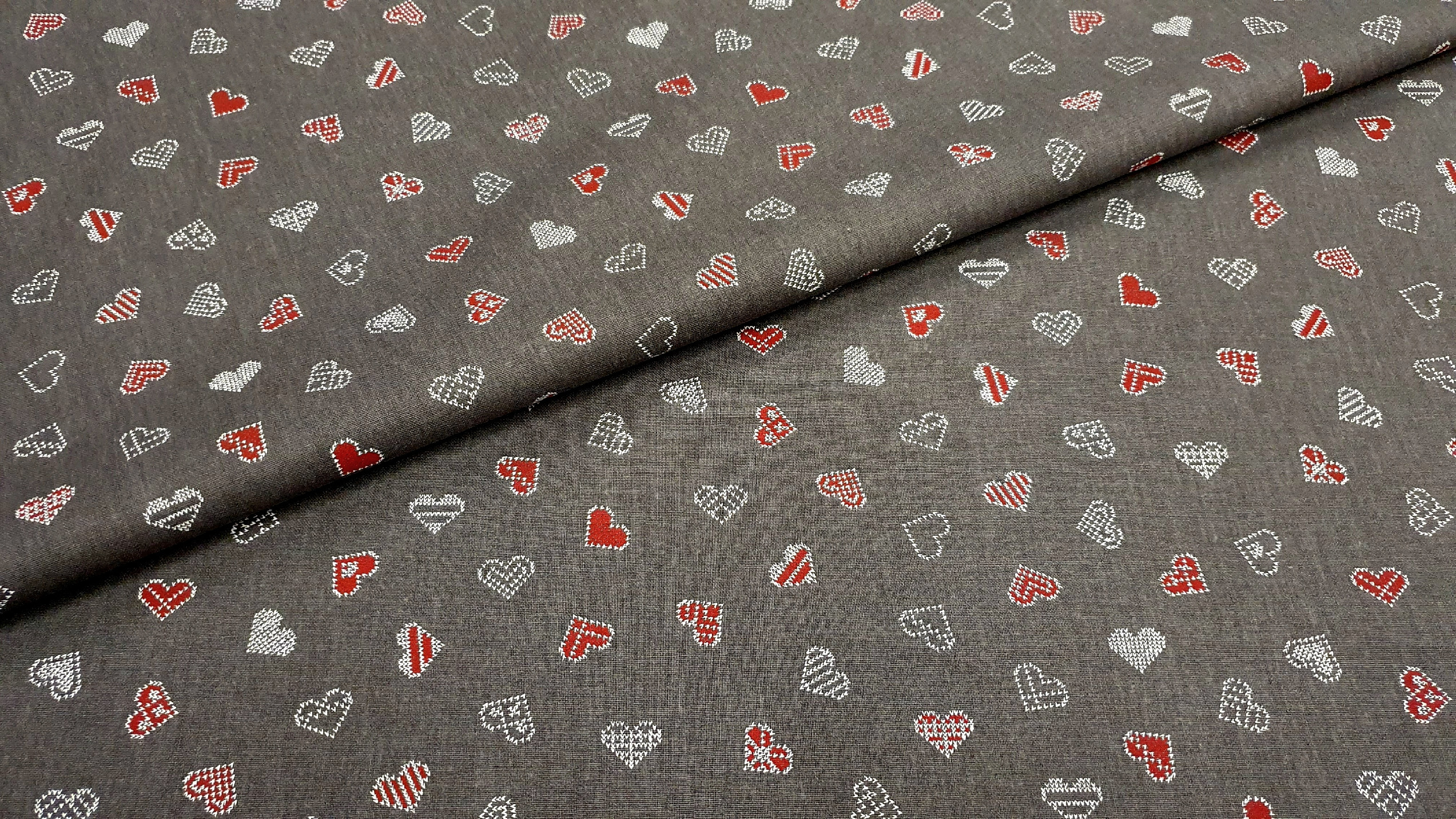 Bavlněné plátno bílá a červená srdíčka na šedé • Mamtex