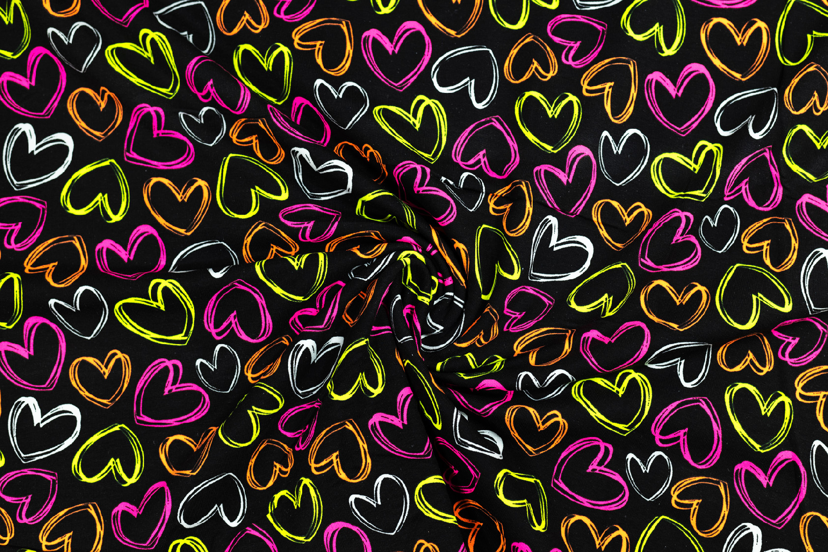 Teplákovina jemně počesaná neonová srdíčka na černé • Mamtex
