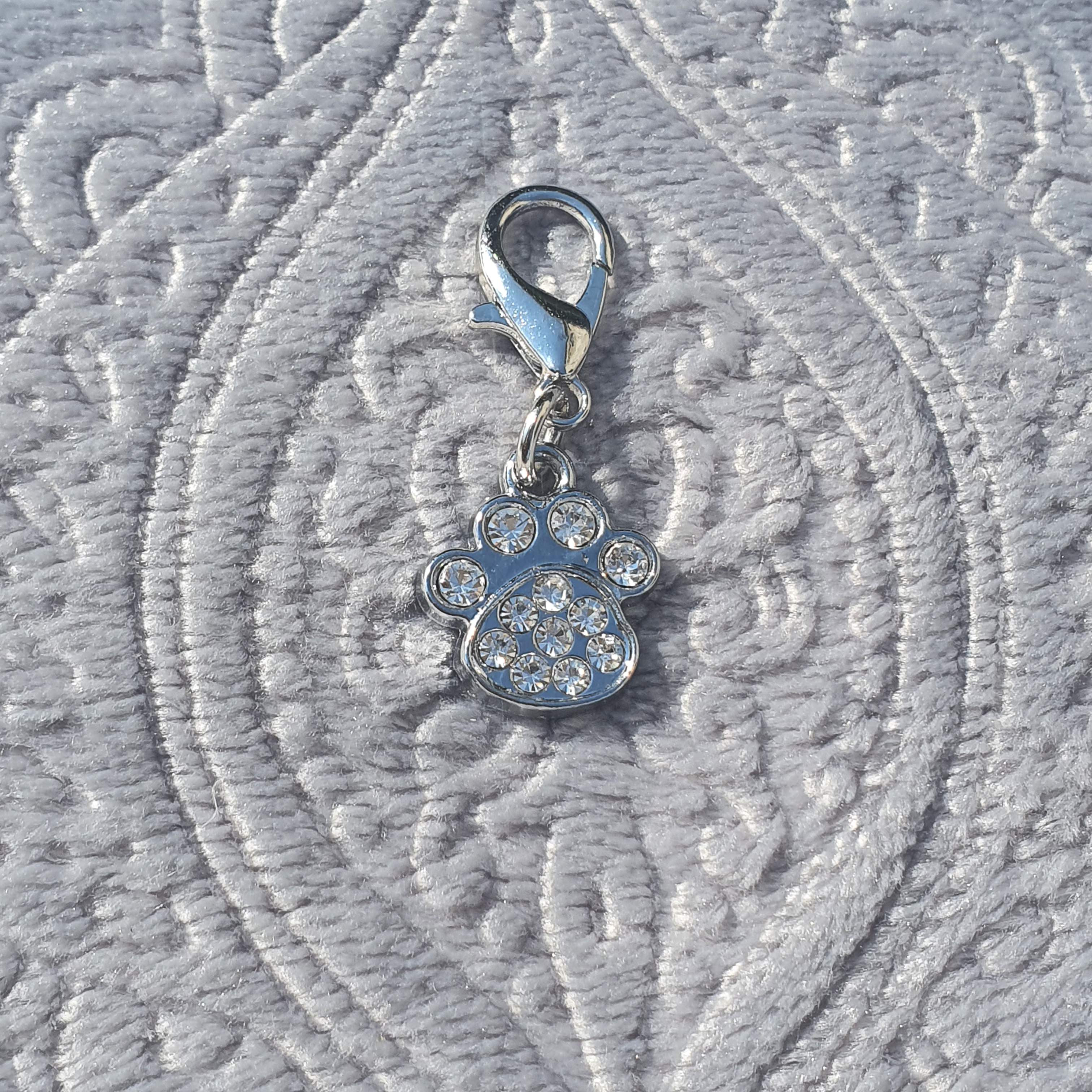 prívesok labka ozdoba na obojok alebo vôdzku pre psa