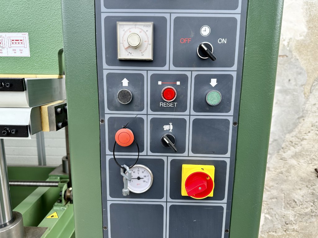 Dýhovací lis ITALPRESSE BX8 - Stroje Humpolec