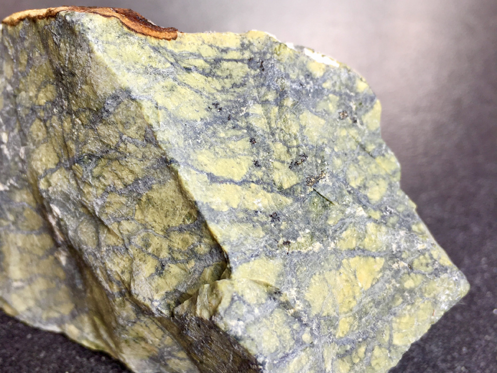 Serpentinit surový - 477 g - Peru - Svět minerálů