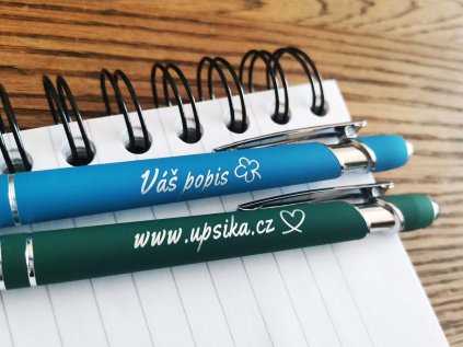 Pera a propisky s vlastním textem